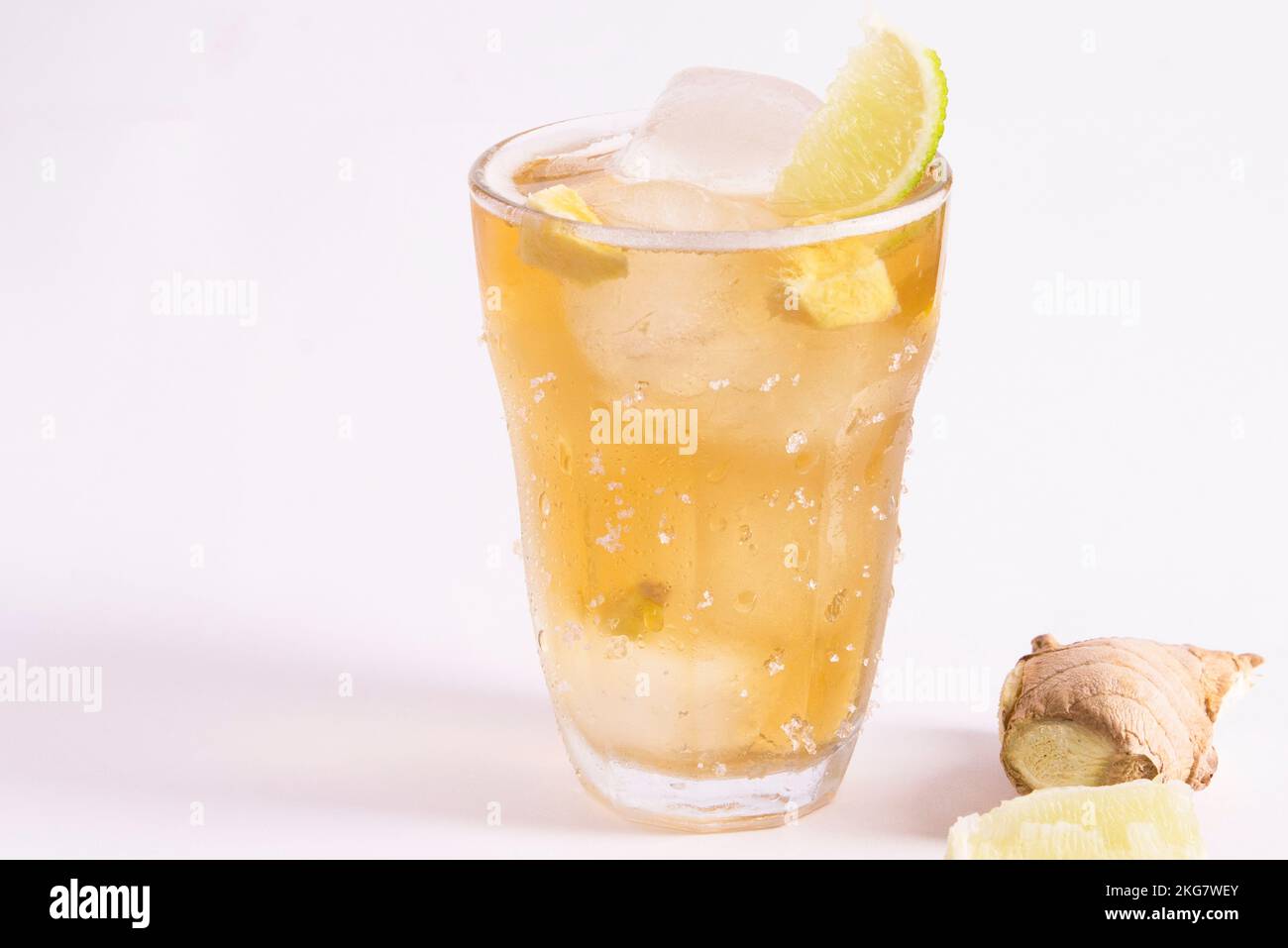 Golden ginger beer with lime Stock Photo - Alamy