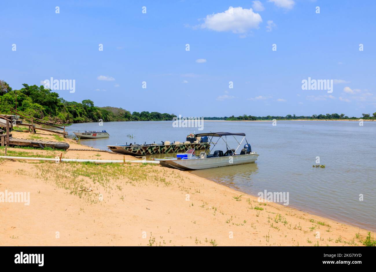 Wildlife viewing boats on Paraguay River, Hotel Baiazinha by the Taiama ...