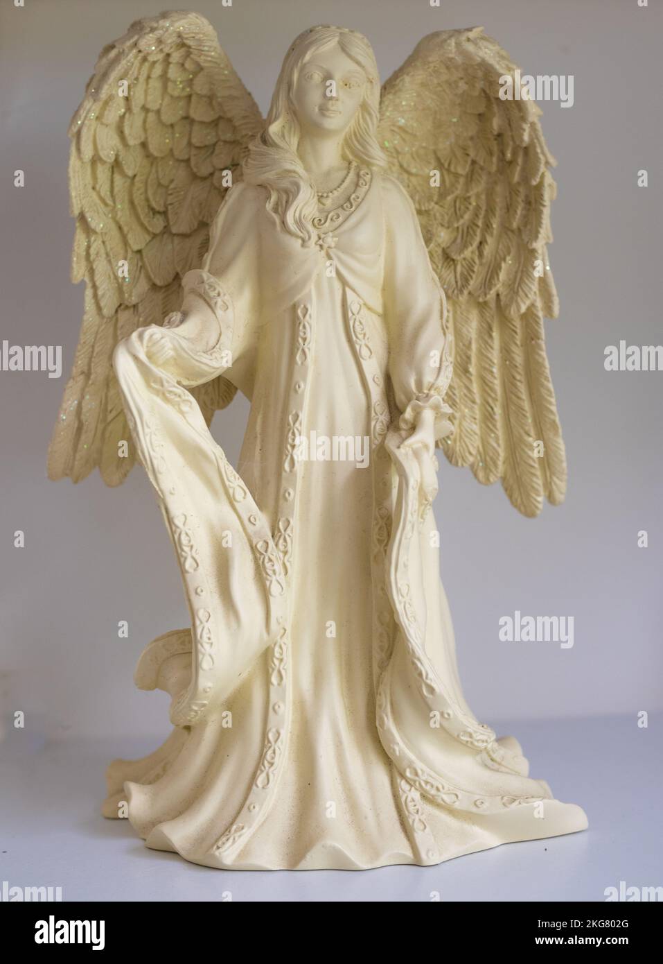 White garden statue child angel hi-res stock photography and images - Alamy