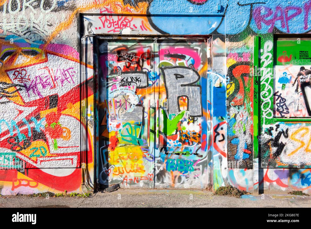 Danube canal graffiti art vienna hi-res stock photography and images ...