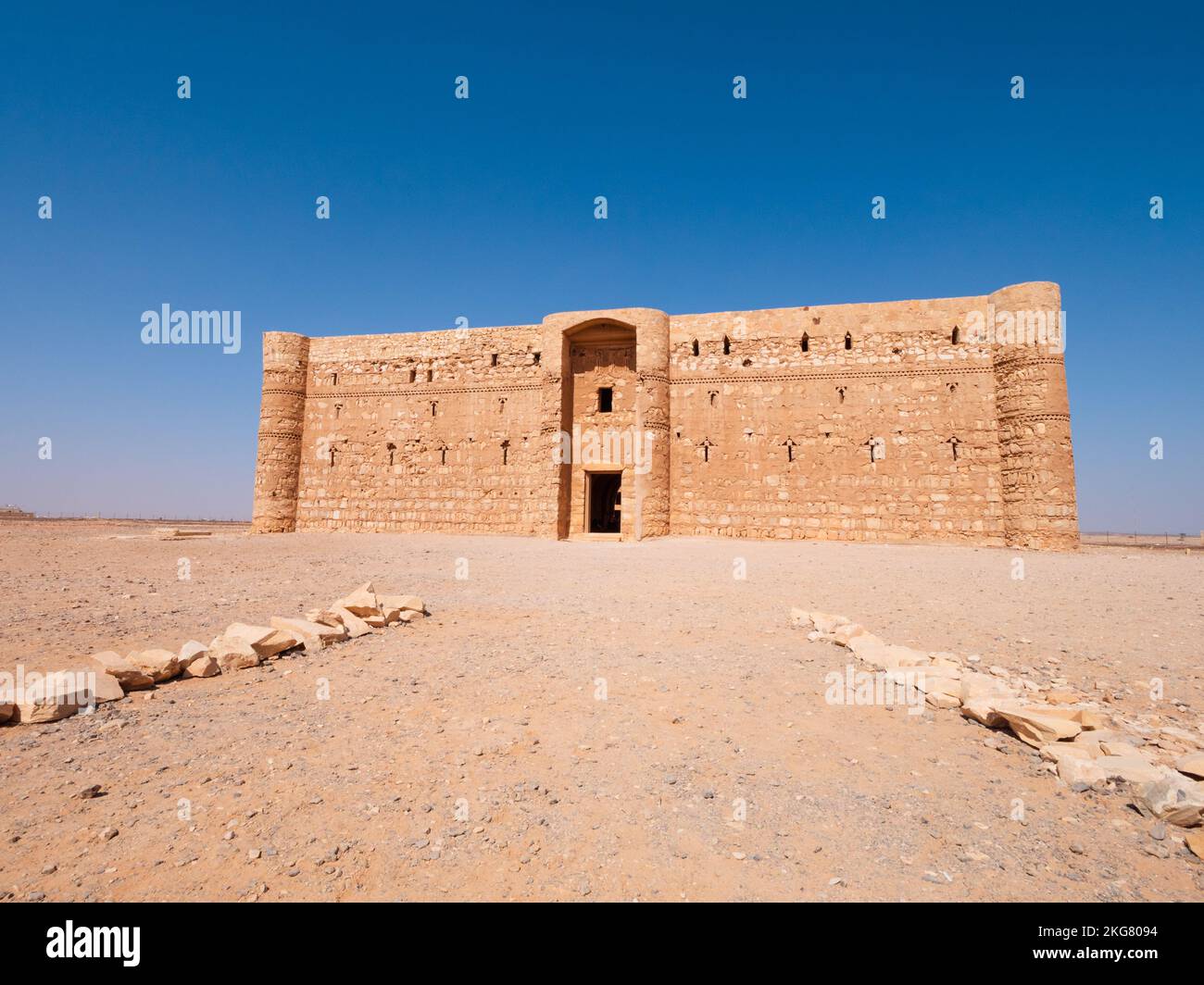 The mesmerizing Qasr Kharana castle in the middle of a desert in Jordan ...