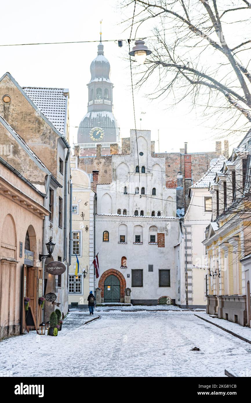 Beautiful narrow street in Riga Old Town with Three Brothers houses and ...
