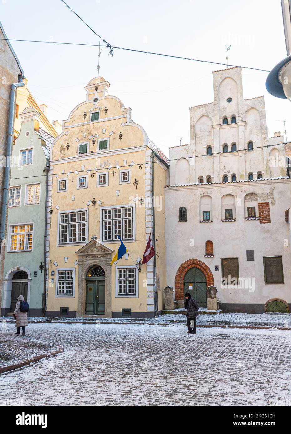 Beautiful narrow street in Riga Old Town with Three Brothers houses and ...