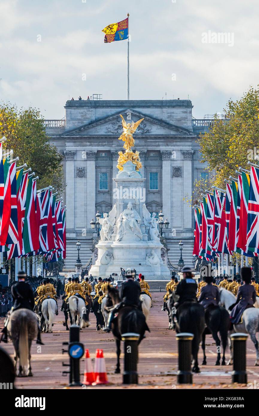 London, UK. 22nd Nov, 2022. The procession heads down the Mall - King ...