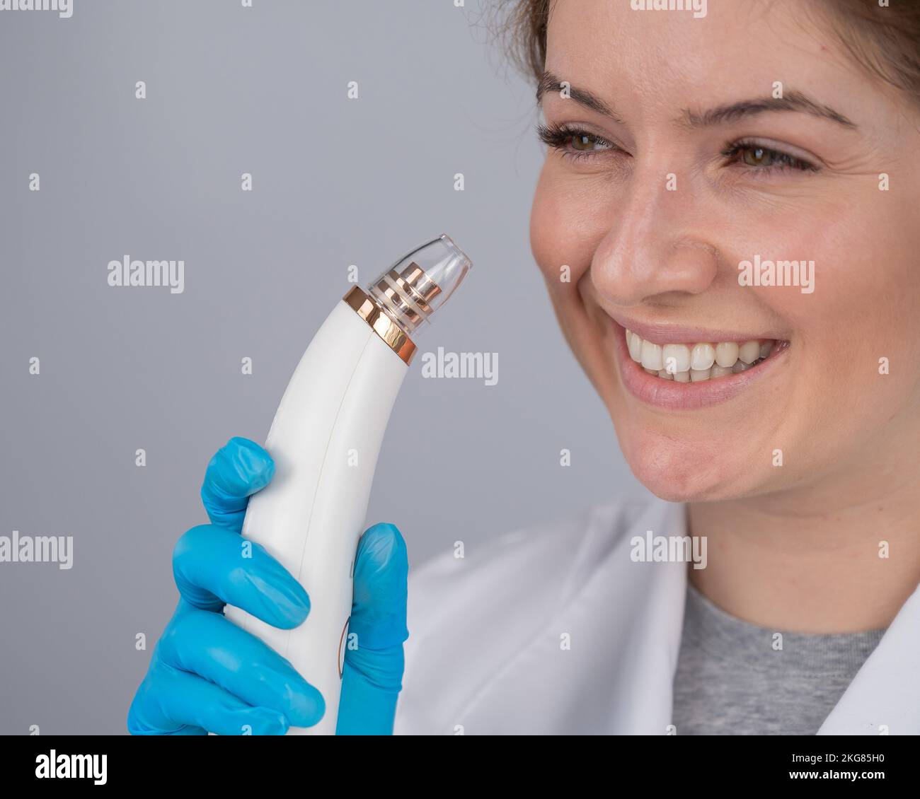 Doctor dermatologist is holding a vacuum skin cleaner Stock Photo - Alamy
