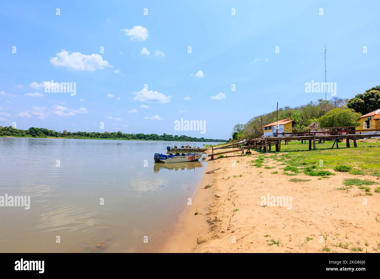 Wildlife viewing boats on Paraguay River, Hotel Baiazinha by the Taiama ...