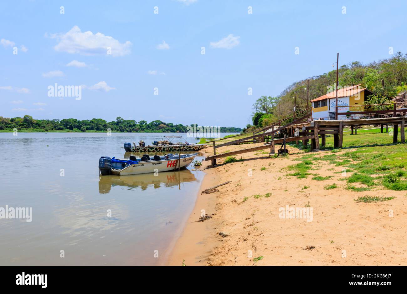 Wildlife viewing boats on Paraguay River, Hotel Baiazinha by the Taiama ...