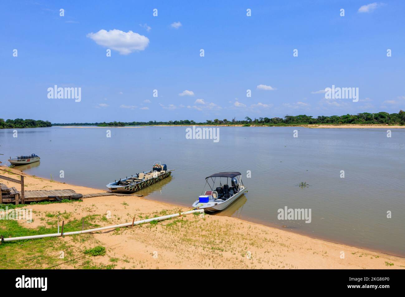 Wildlife viewing boats on Paraguay River, Hotel Baiazinha by the Taiama ...