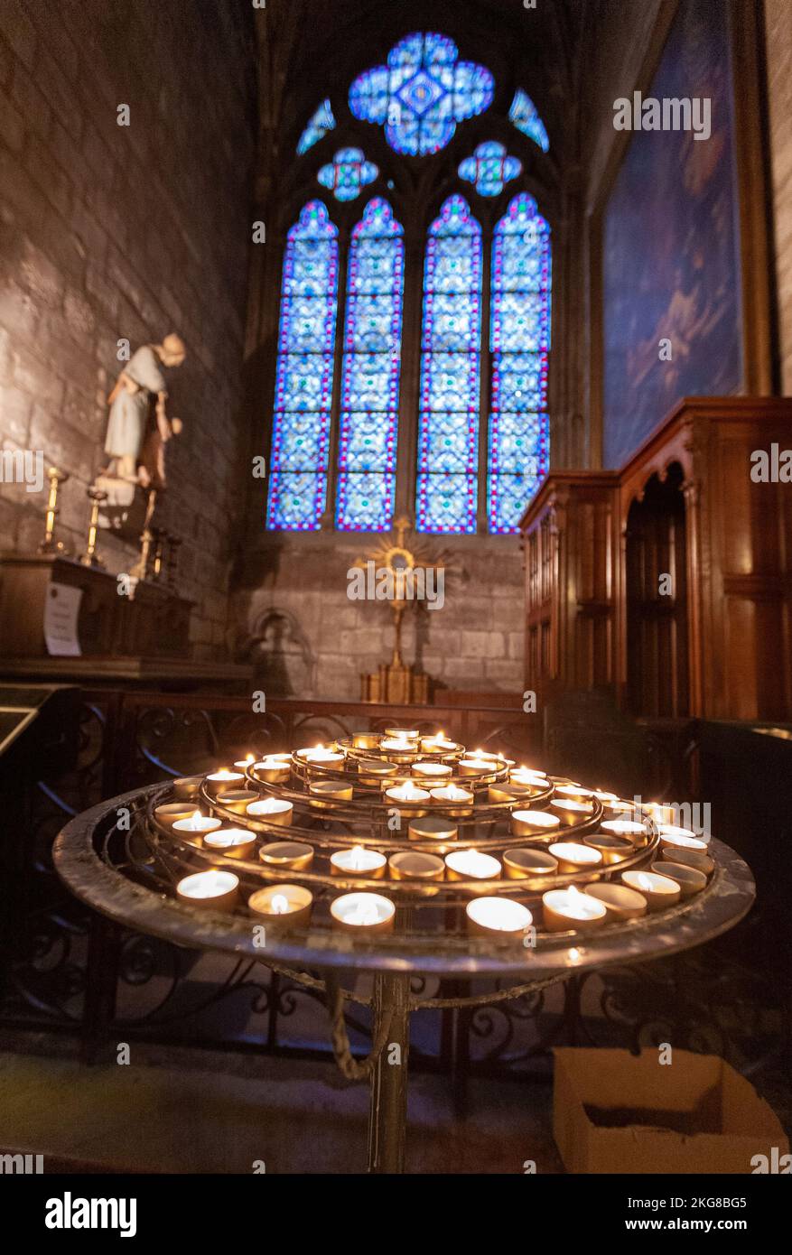 PARIS, FRANCE - DECEMBER 31, 2011: Notre Dame de Paris cathedral ...