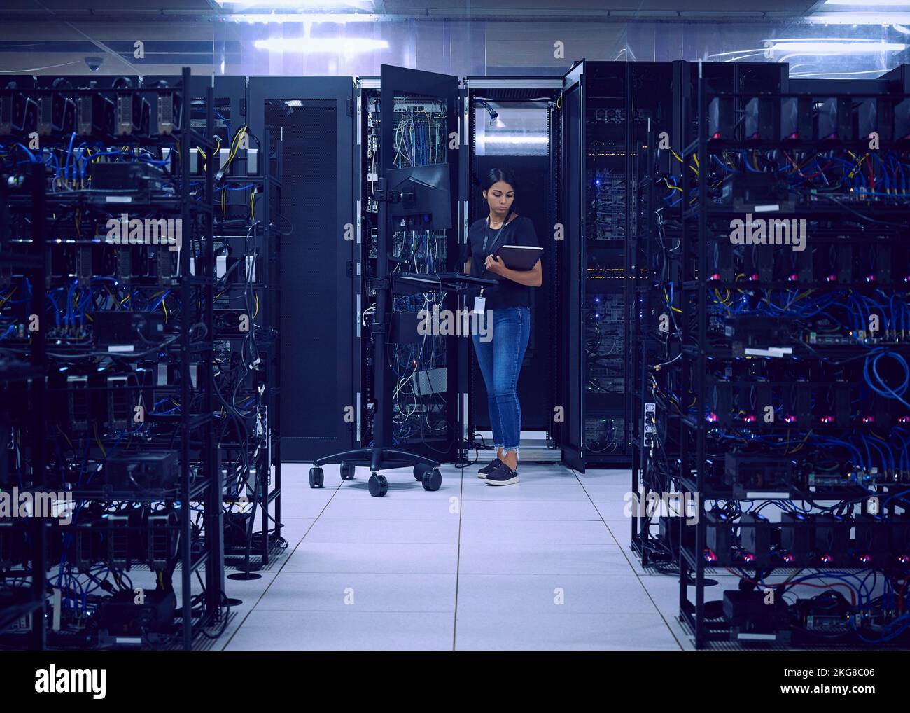 Aisle view data server room hi-res stock photography and images - Alamy