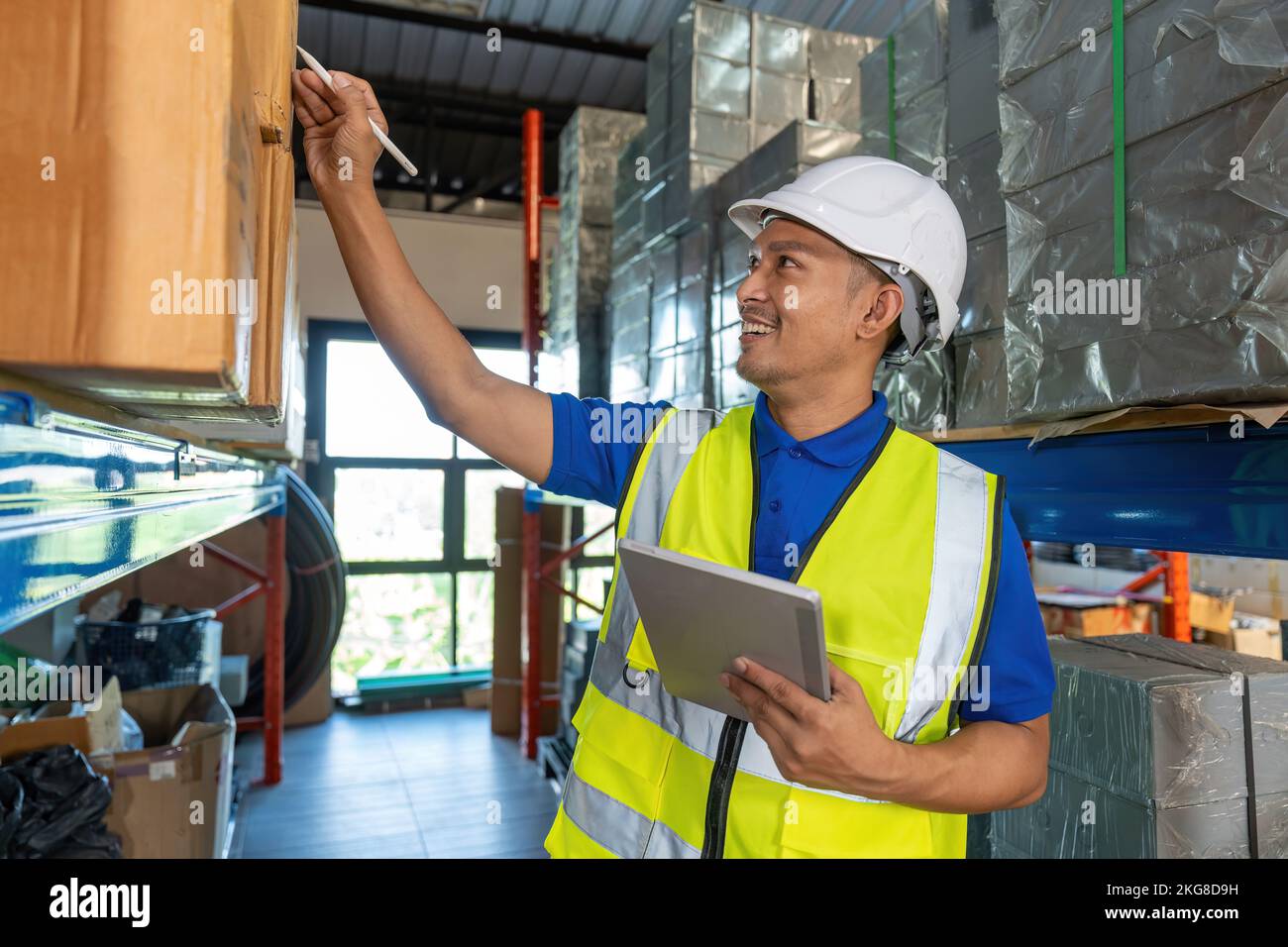 Worker supermarket tablet hi-res stock photography and images - Alamy