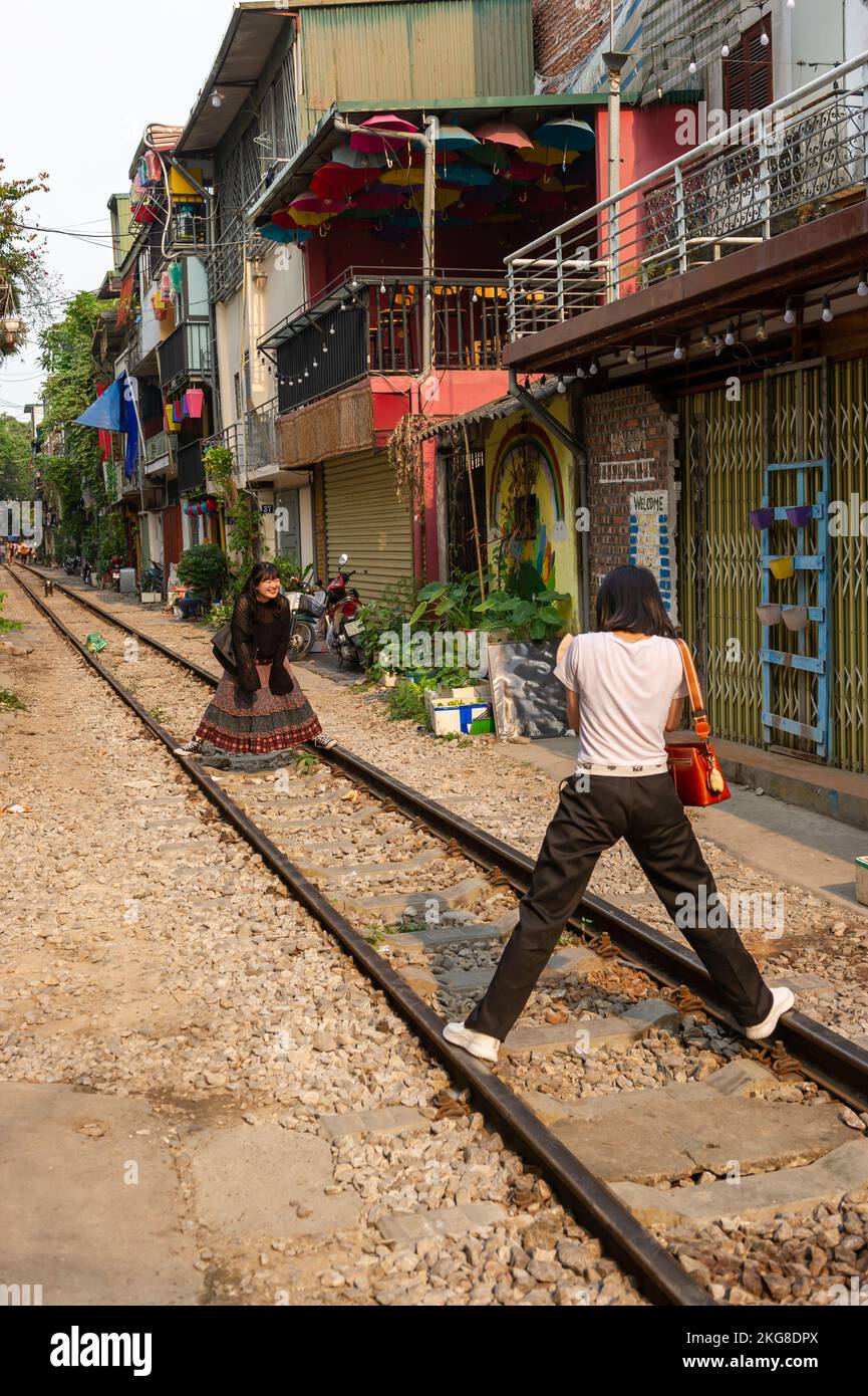 Girls taking picture for instagram hi-res stock photography and images ...