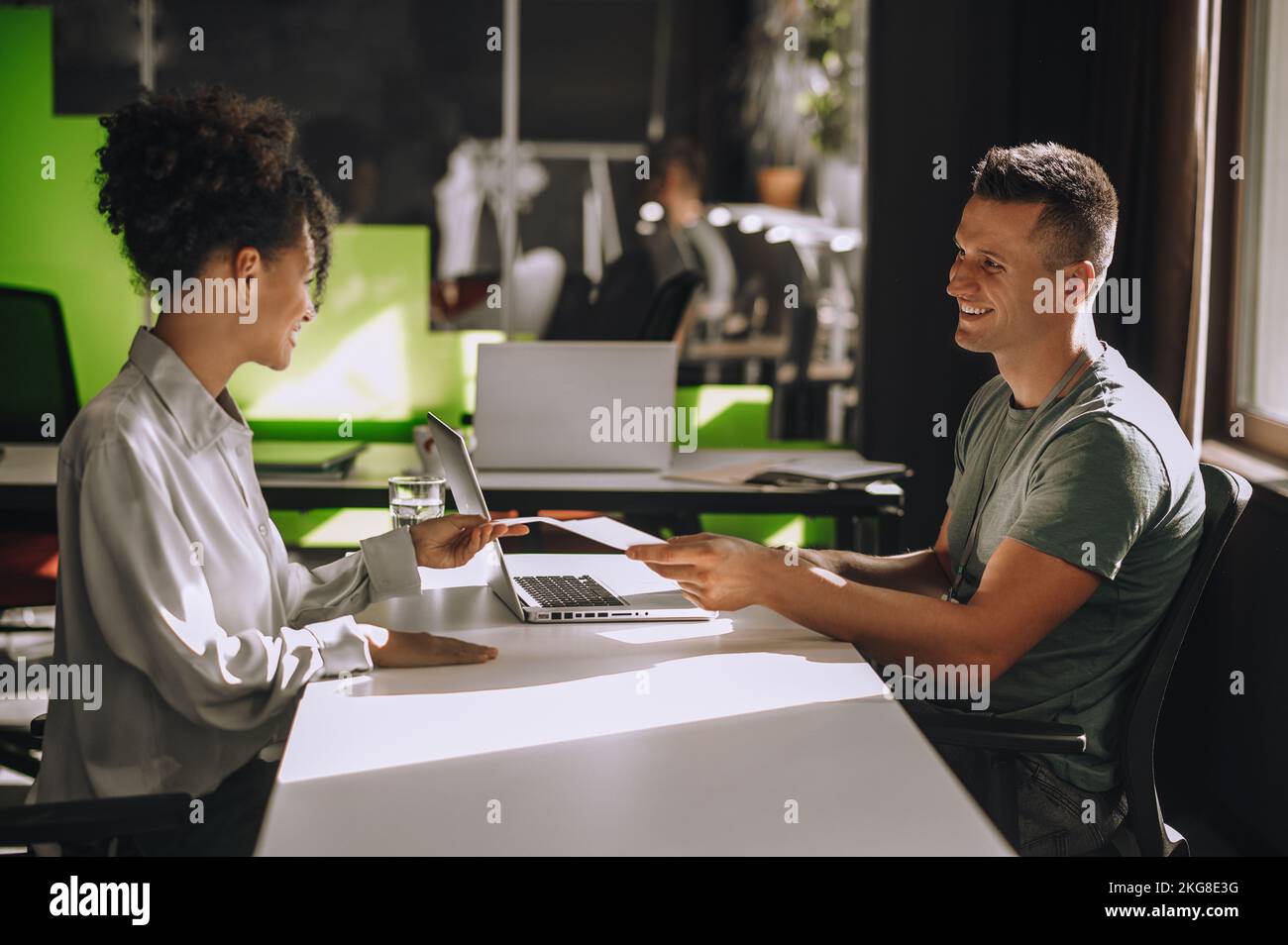 Two employees sharing their ideas in the workplace Stock Photo - Alamy