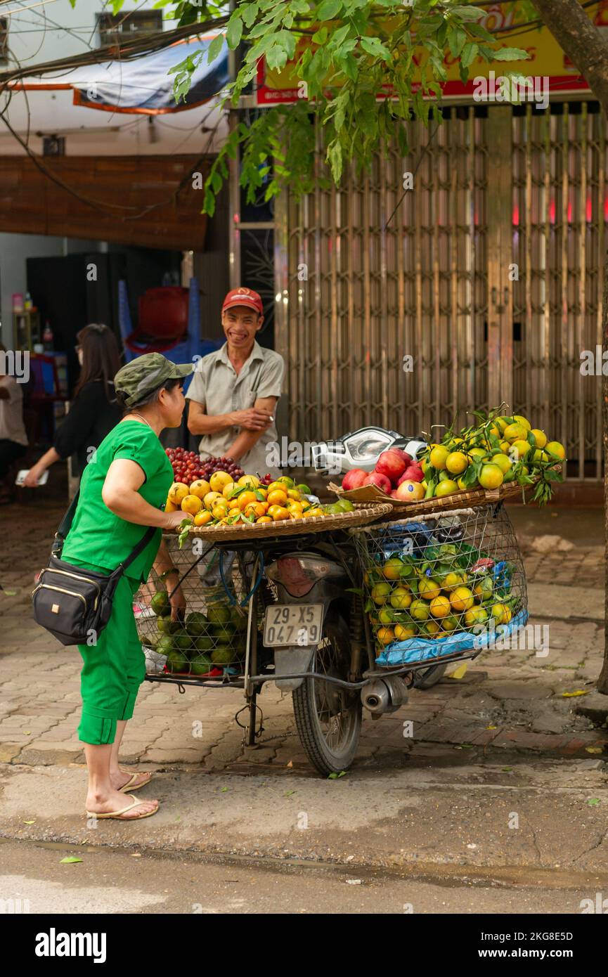 Selling Fruit on the streets of Hanoi, Vietnam Stock Photo - Alamy