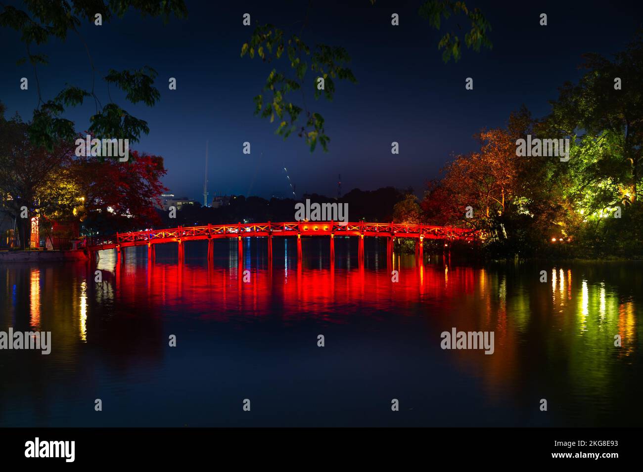 The Red Bridge (Thê Húc Bridge) on the Hoàn Kiếm Lake, Hanoi, Vietnam ...