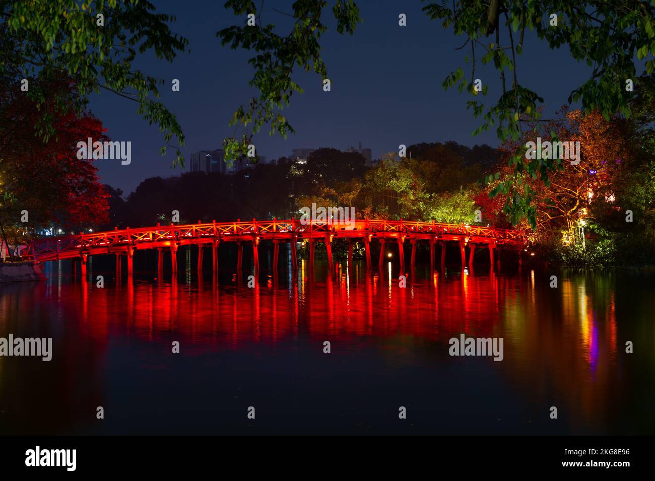 The Red Bridge (Thê Húc Bridge) on the Hoàn Kiếm Lake, Hanoi, Vietnam Stock Photo - Alamy