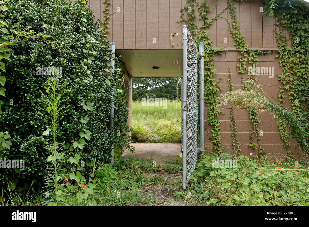 Broken chain link fence hi-res stock photography and images - Alamy