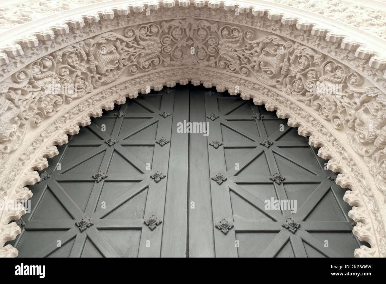 Stone arch above door hi-res stock photography and images - Alamy