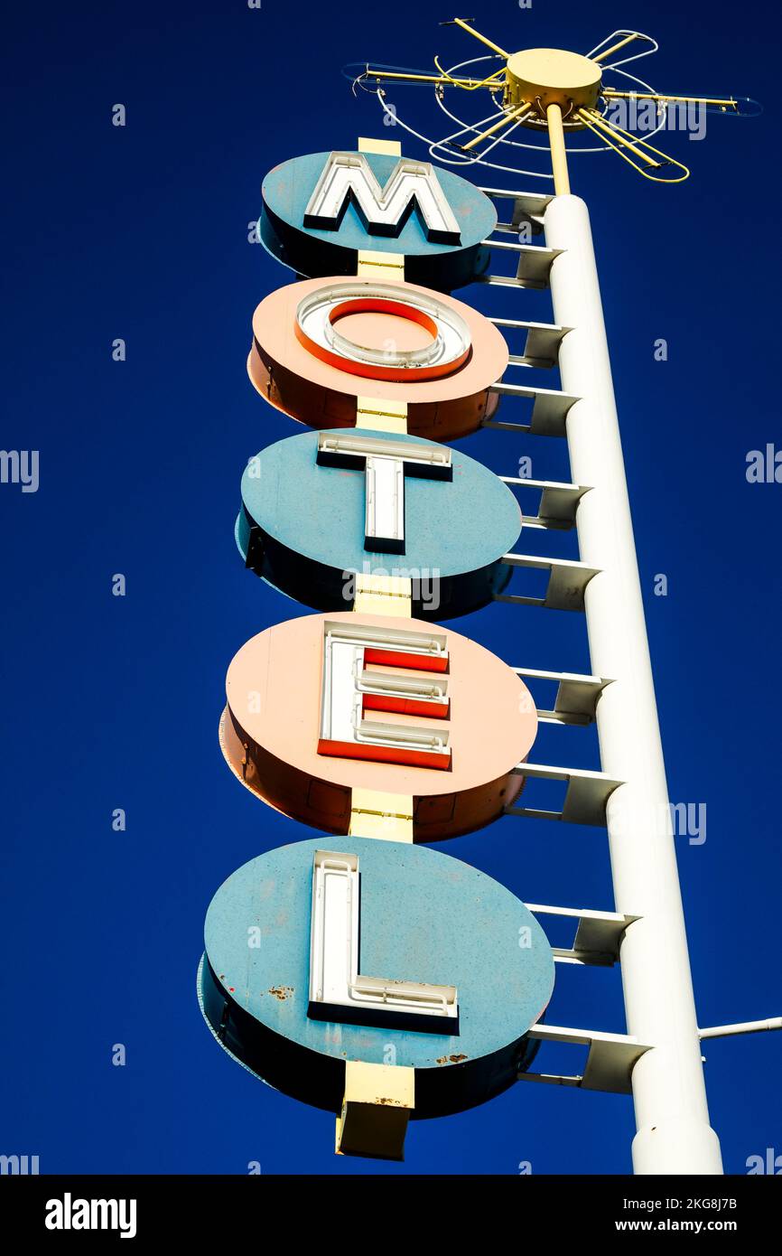 Old fashioned motel sign hi-res stock photography and images - Alamy