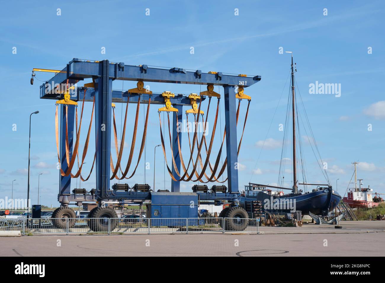Large empty mobile boat travel lift in a harbour under a blue sky ...