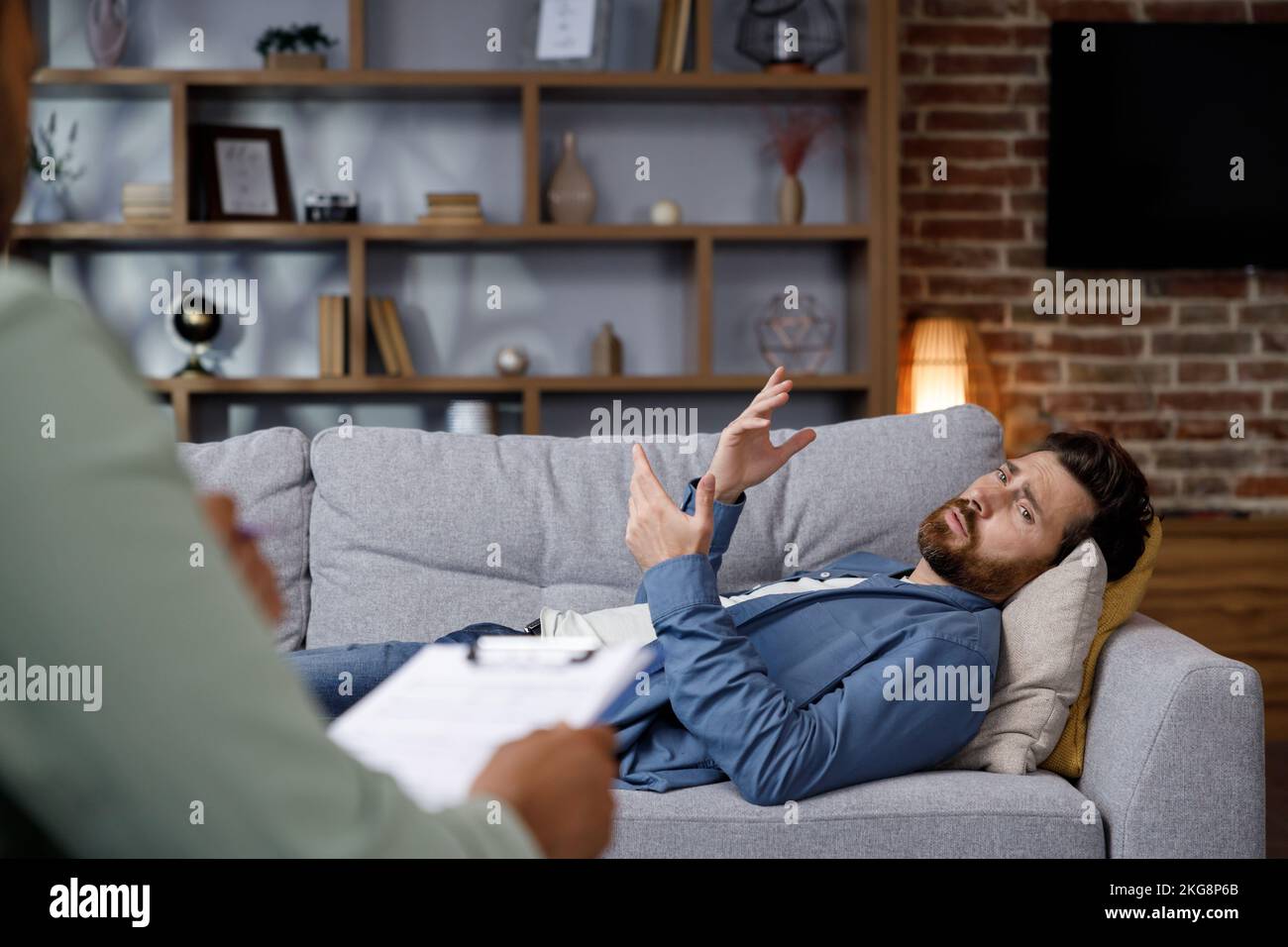 Man lying on a psychiatrist couch hi-res stock photography and images ...