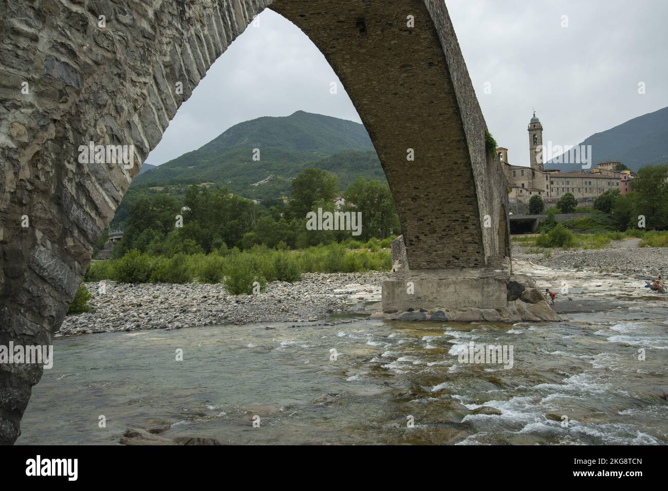 bobbio ponte sul fiume trebbia in secca 3 Stock Photo - Alamy