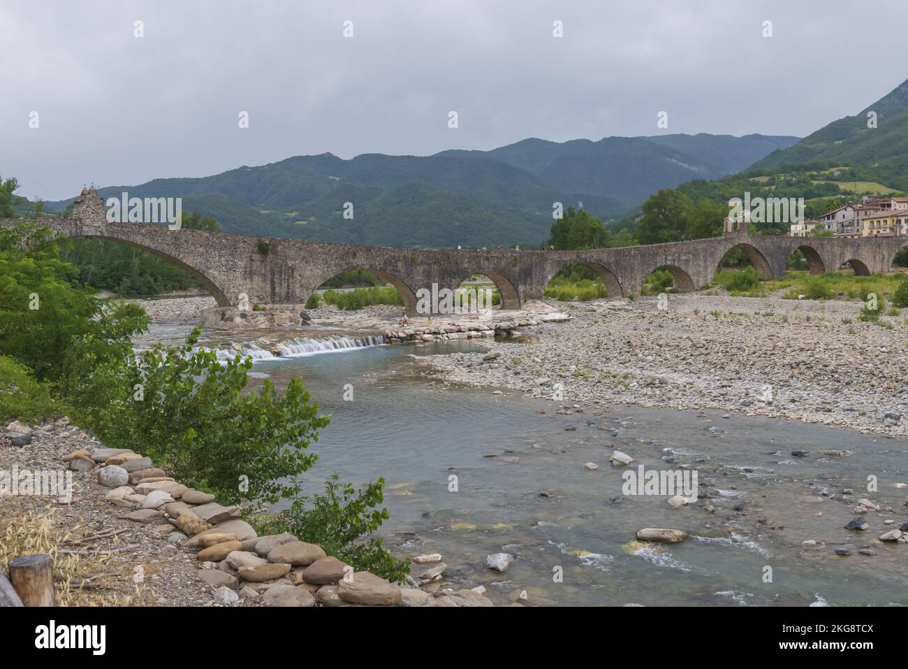 bobbio ponte sul fiume trebbia in secca 5 Stock Photo - Alamy