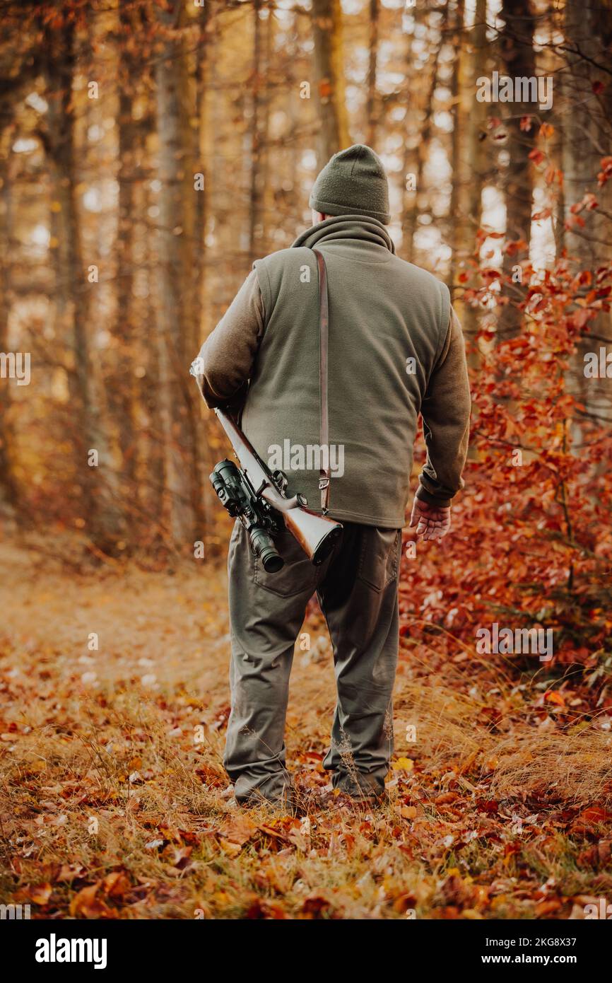 Father and son hunting silhouette hi-res stock photography and images ...