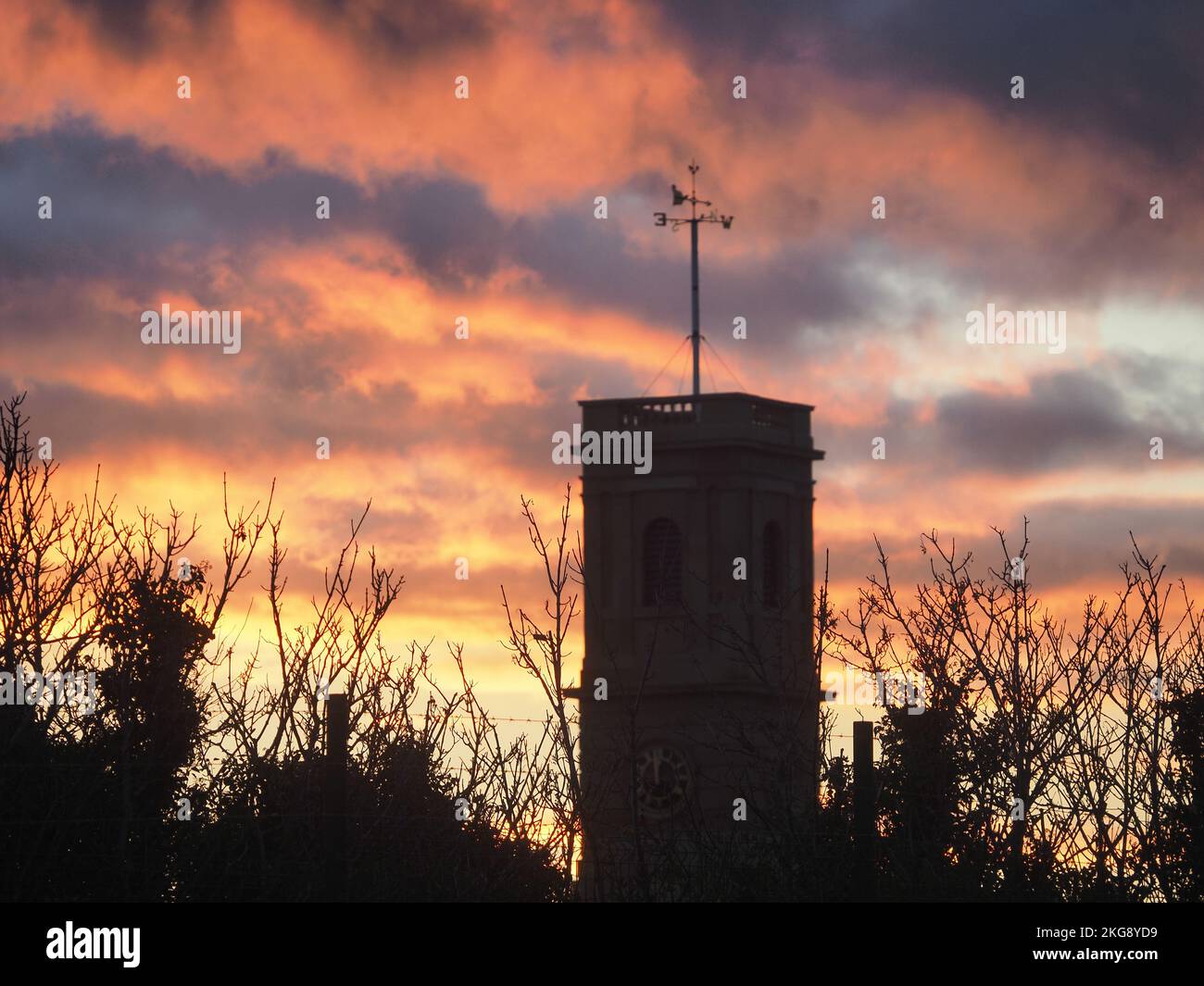 Sheerness, Kent, UK. 22nd Nov, 2022. UK Weather: winter sunset in ...