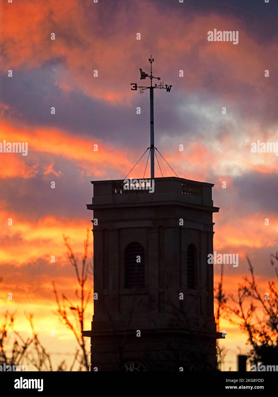 Sheerness, Kent, UK. 22nd Nov, 2022. UK Weather: winter sunset in ...