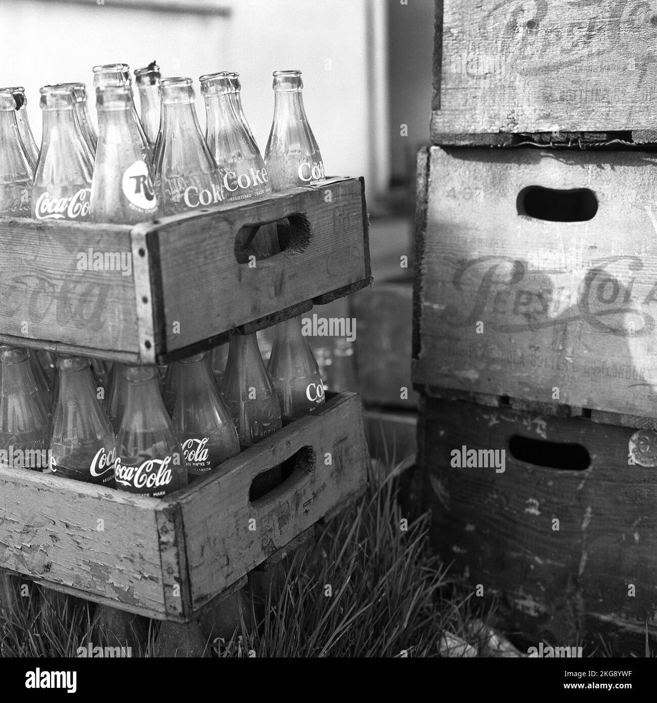 Coke bottles 1950s hi-res stock photography and images - Alamy