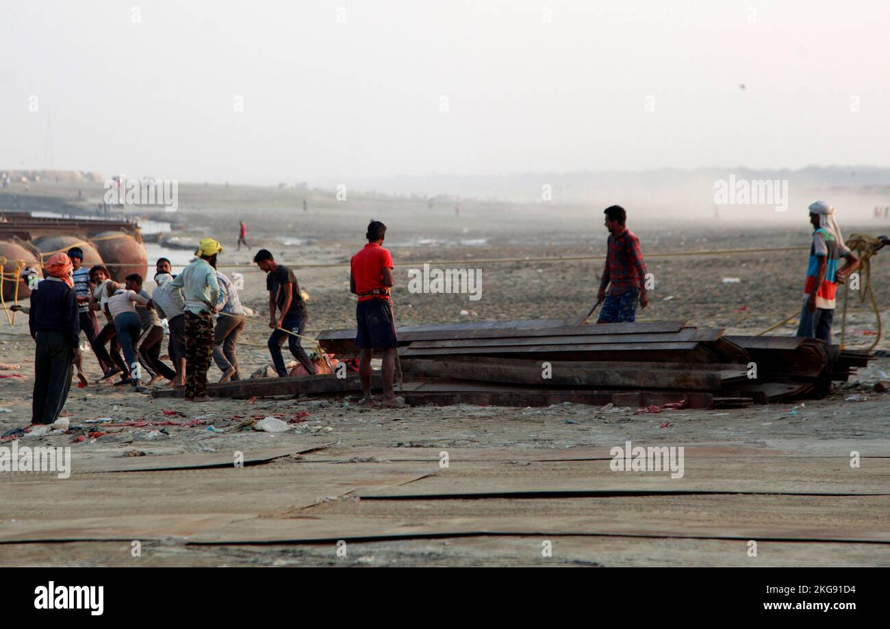 Prayagraj, India. 22/11/2022, Iindian laborers busy in construction ...