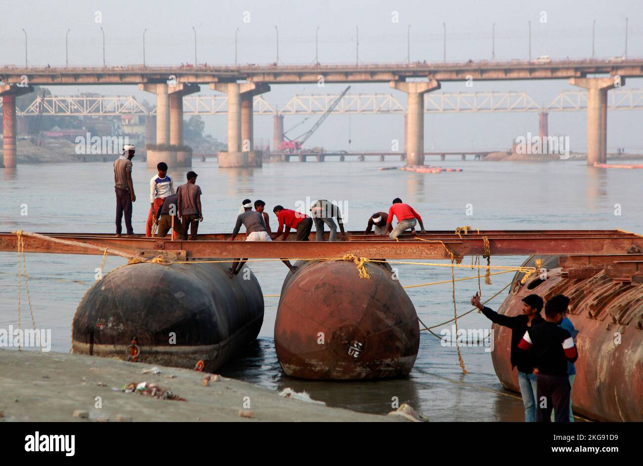 Prayagraj, India. 22/11/2022, Iindian laborers busy in construction ...