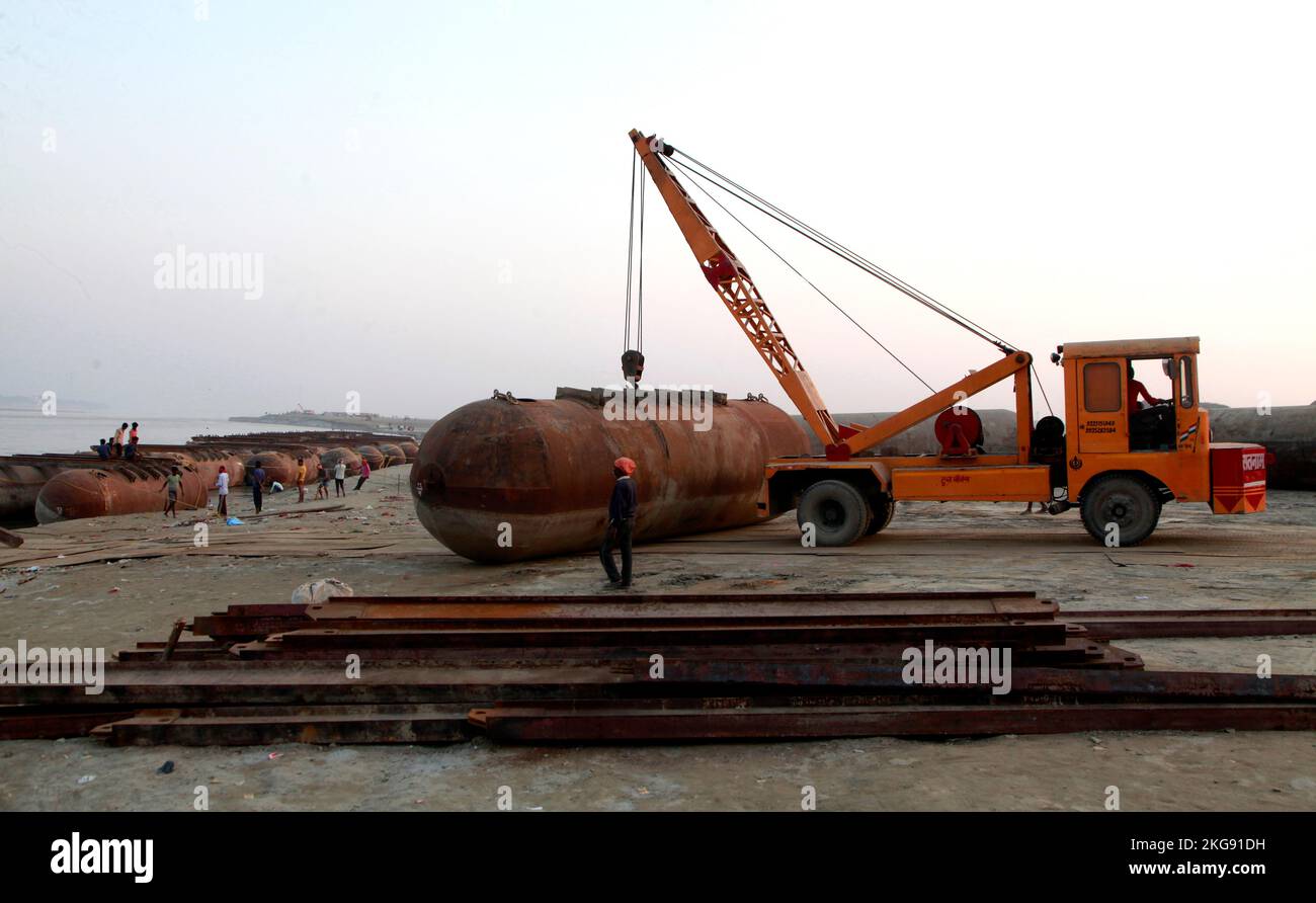 Prayagraj, India. 22/11/2022, Iindian laborers busy in construction ...