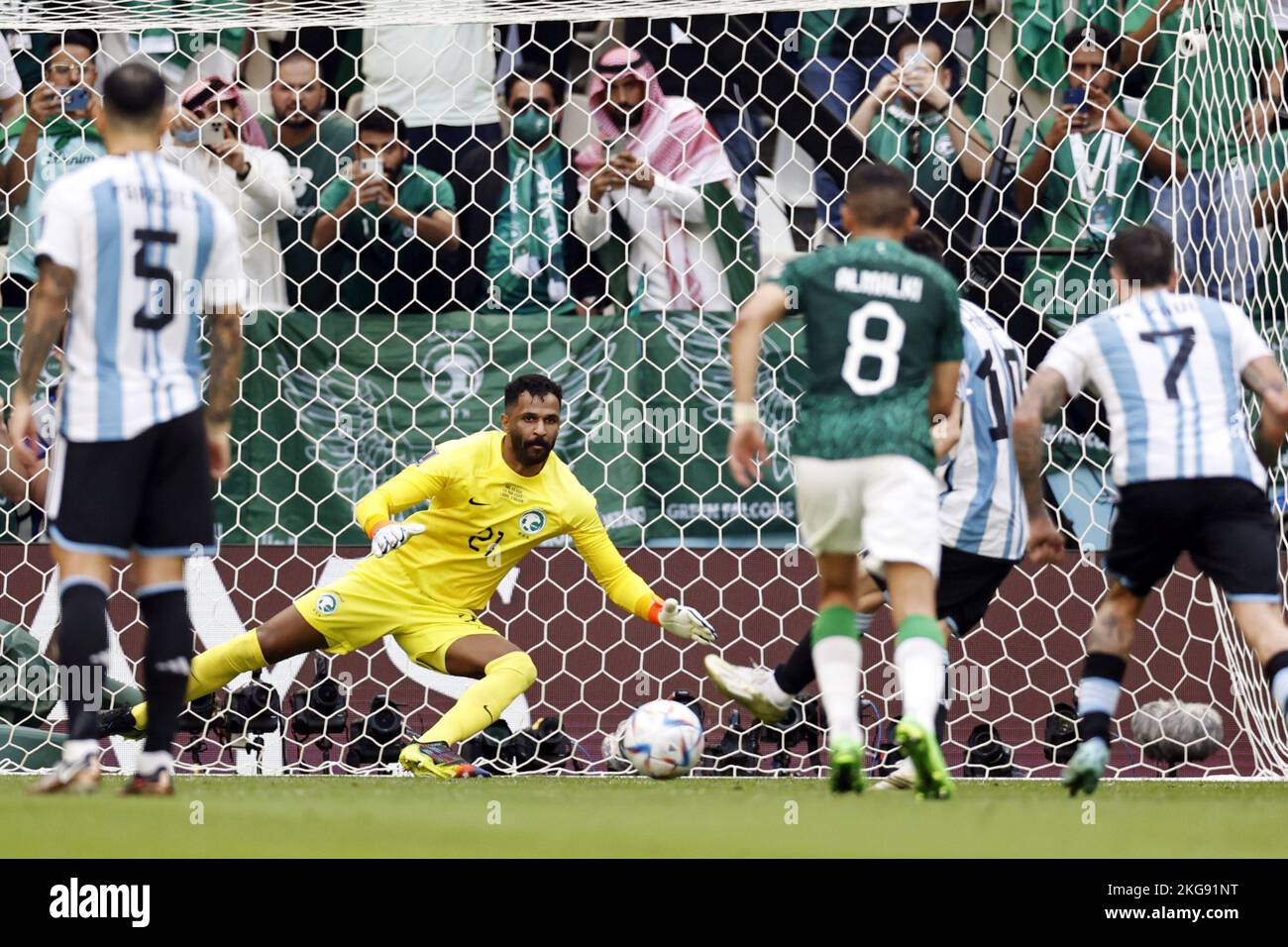LUSAIL CITY - (l-r) Saudi Arabia goalkeeper Mohammed Al Owais, Lionel ...