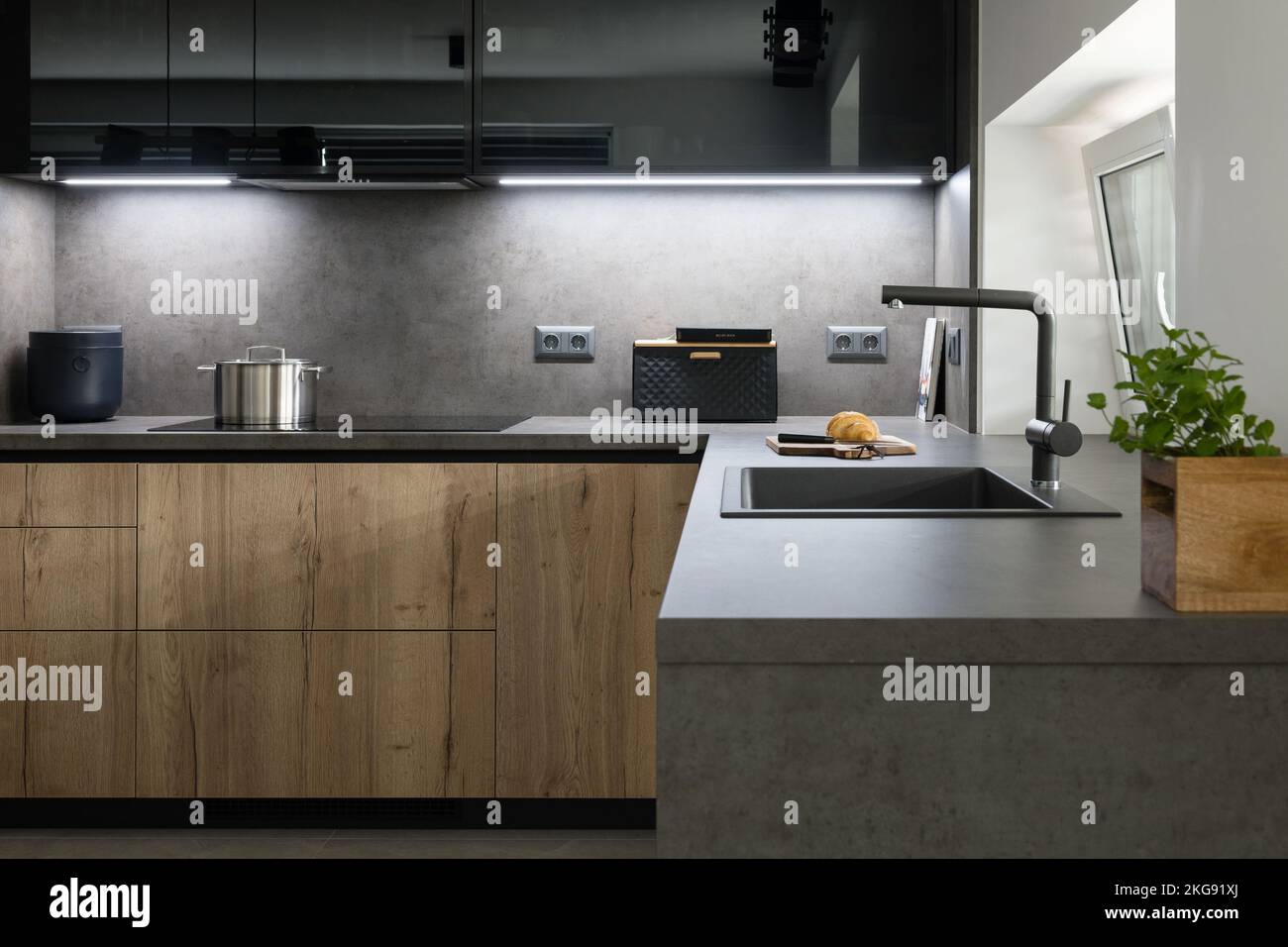 Combination of black and wood in modern kitchen with built in ...