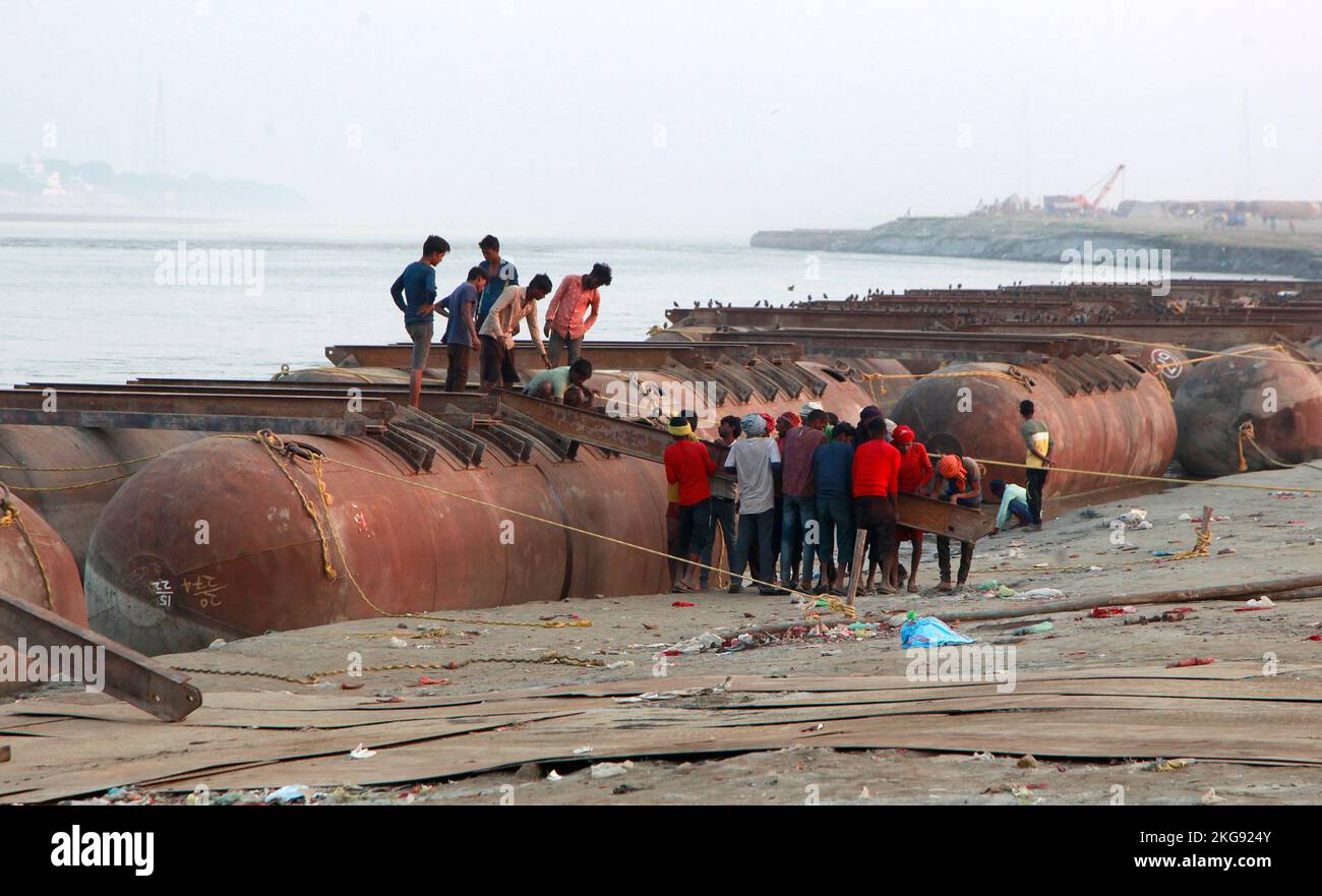 Prayagraj, India. 22/11/2022, Iindian laborers busy in construction ...