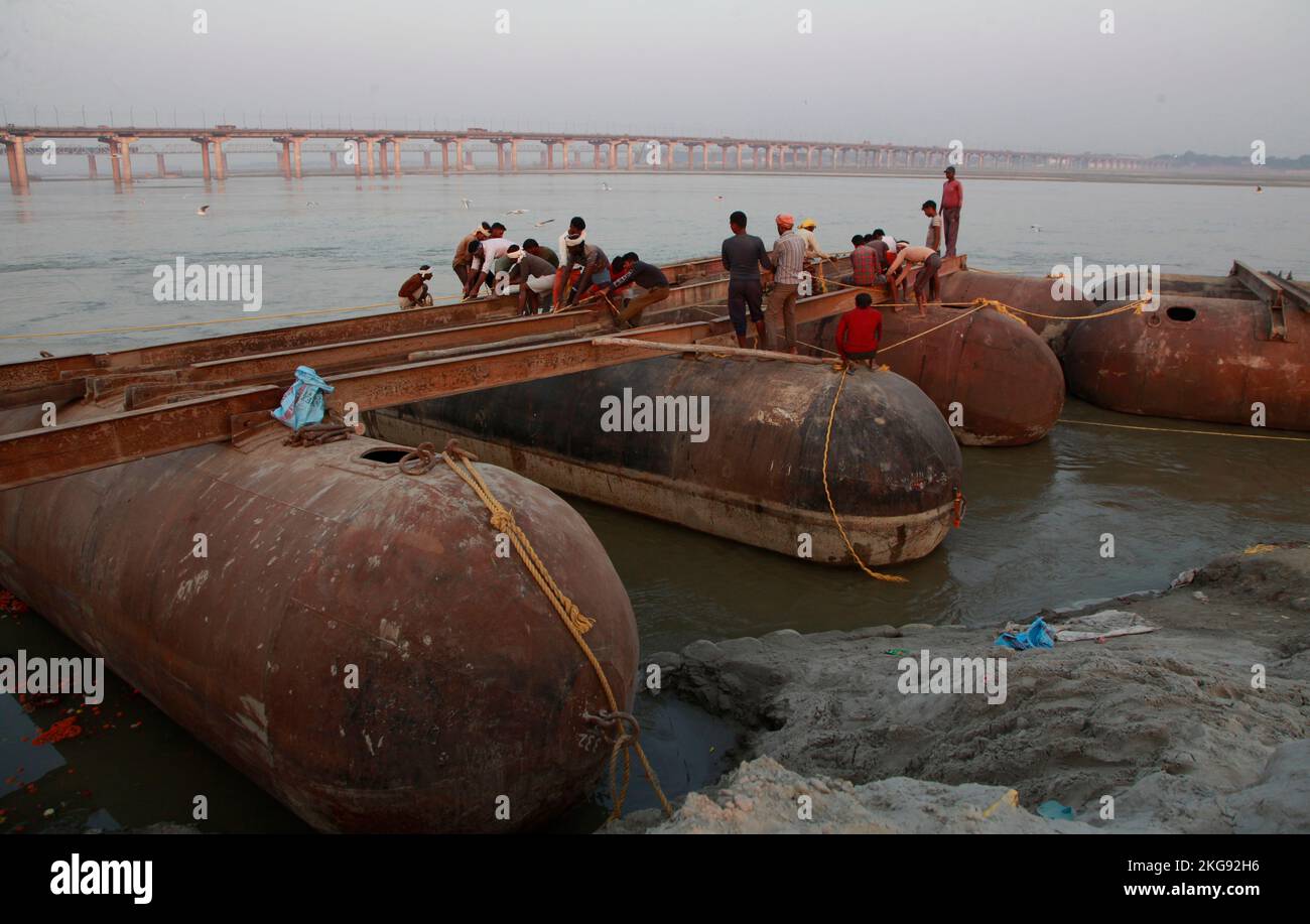 Prayagraj, India. 22/11/2022, Iindian laborers busy in construction ...