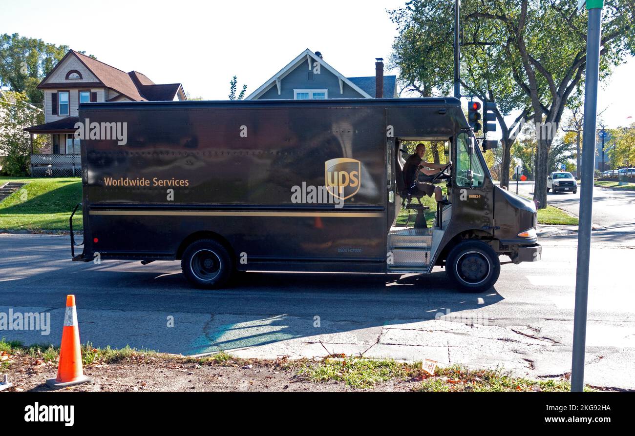 Ups driver delivering packages hi-res stock photography and images - Alamy