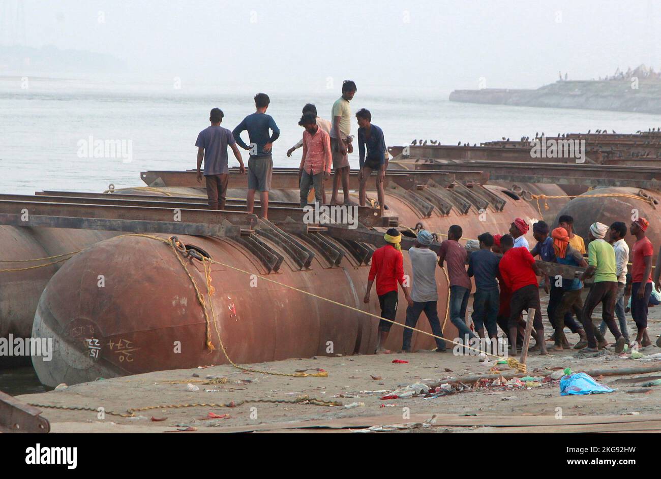 Prayagraj, India. 22/11/2022, Iindian laborers busy in construction ...