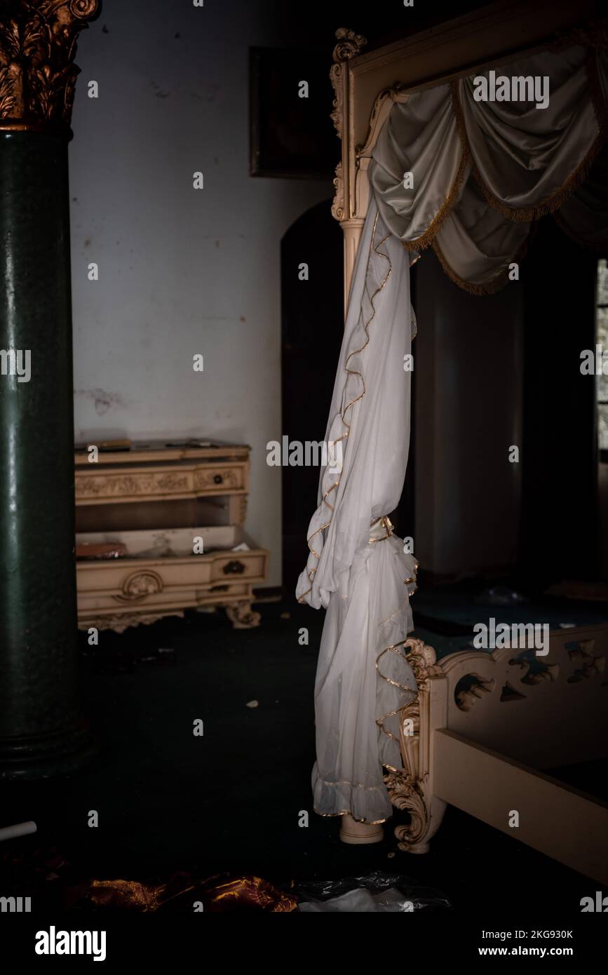 An abandoned old haunted mansion Stock Photo - Alamy