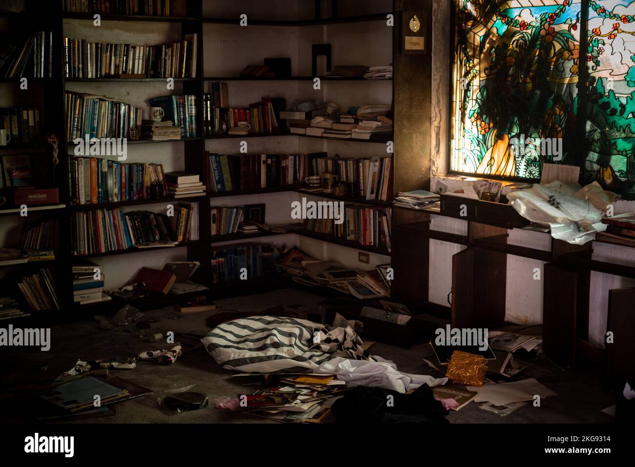 An abandoned old haunted mansion Stock Photo - Alamy