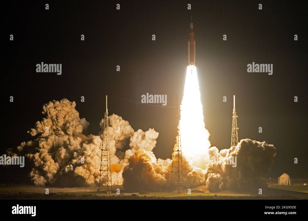 KENNEDY SPACE CE|NTRE, FLORIDA, USA - 16 November 2022 - NASA’s Space Launch System rocket ...