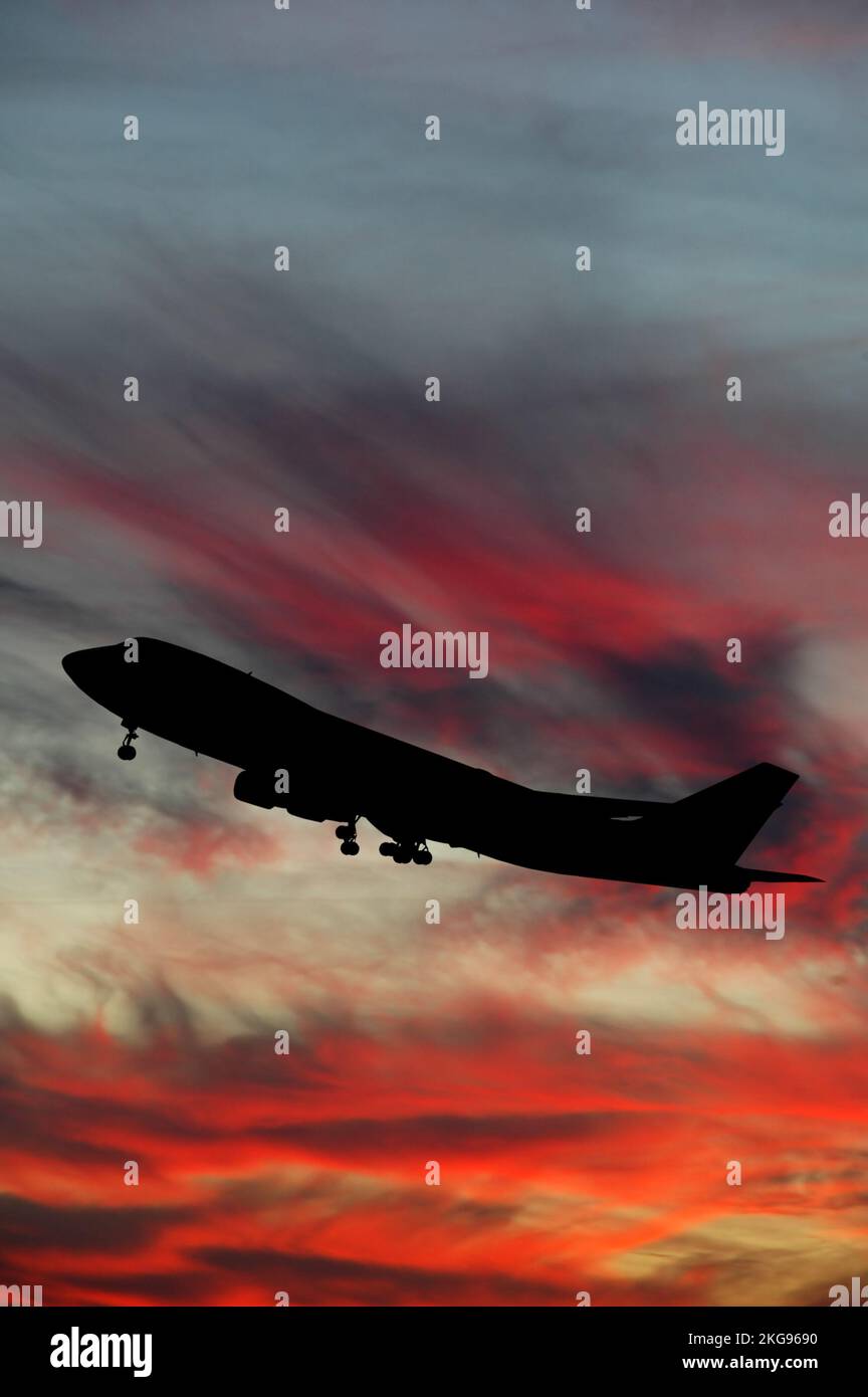 Silhouette jumbo jet flying hi-res stock photography and images - Alamy