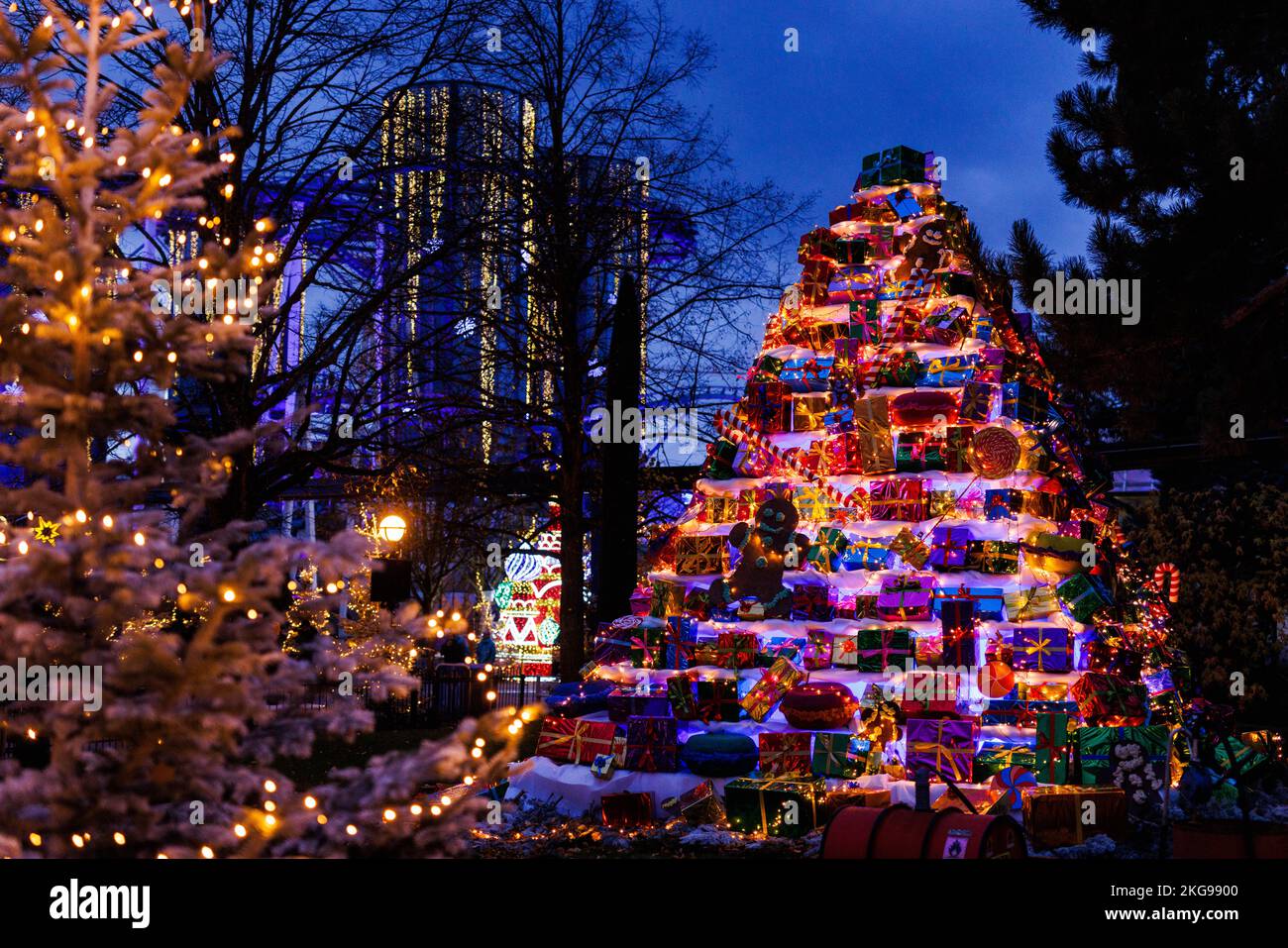 Rust, Germany. 22nd Nov, 2022. A glowing pile of presents stands in ...