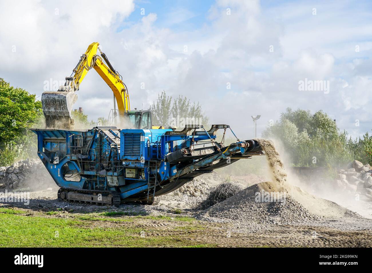 Mobile concrete and reinforced concrete construction debris crushing ...