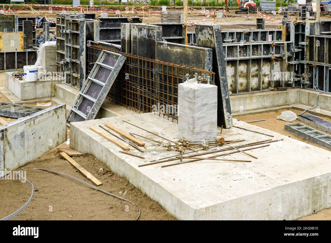 Concrete base for column, concrete formwork with precast mechanism on ...