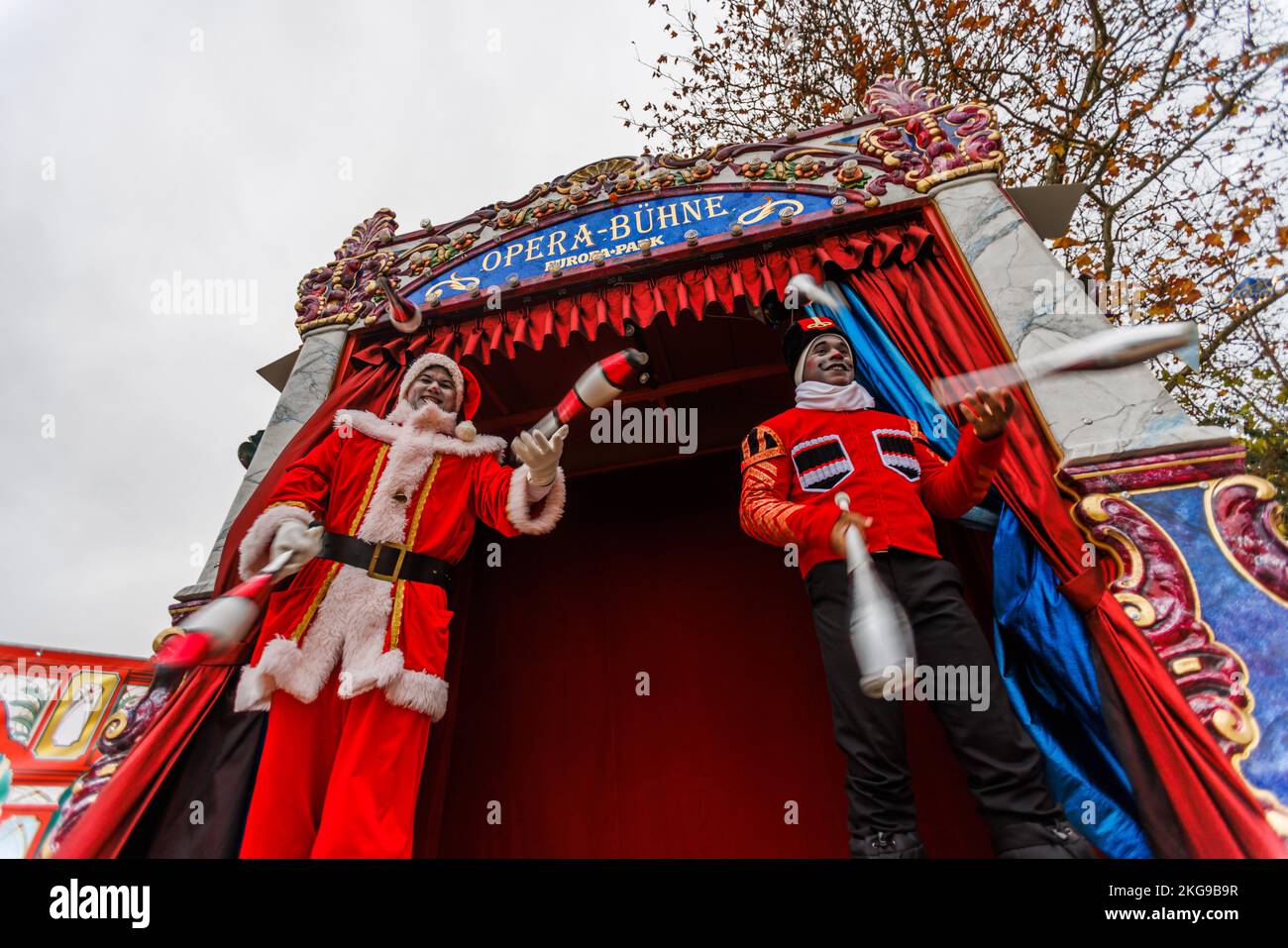 Rust, Germany. 22nd Nov, 2022. Two performers dressed for Christmas ...