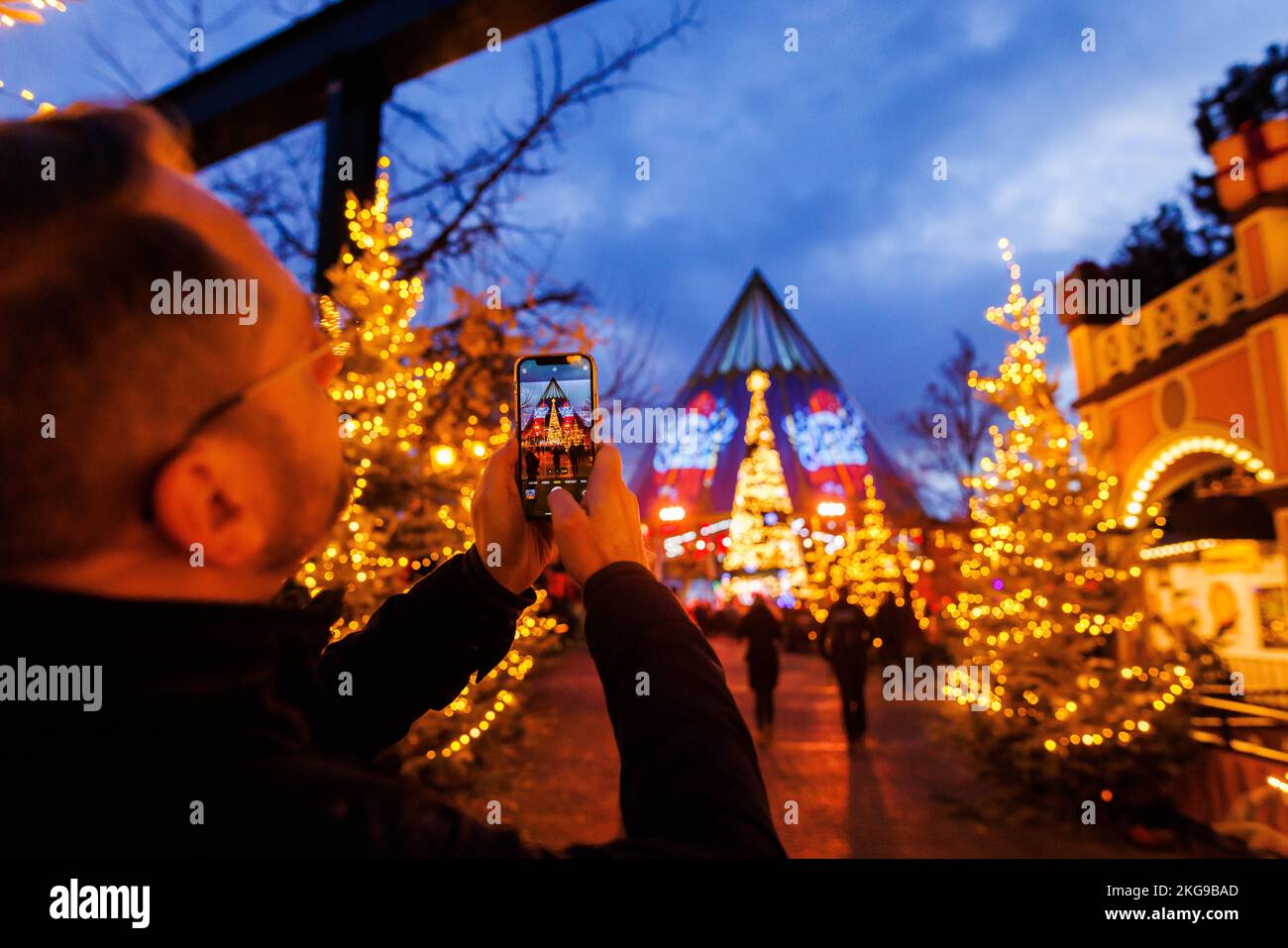 Rust, Germany. 22nd Nov, 2022. A man takes a picture of the Christmas ...