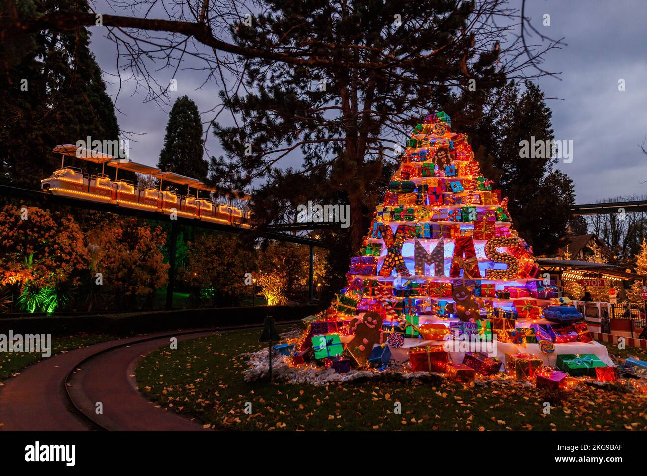 Rust, Germany. 22nd Nov, 2022. A glowing pile of presents stands in ...